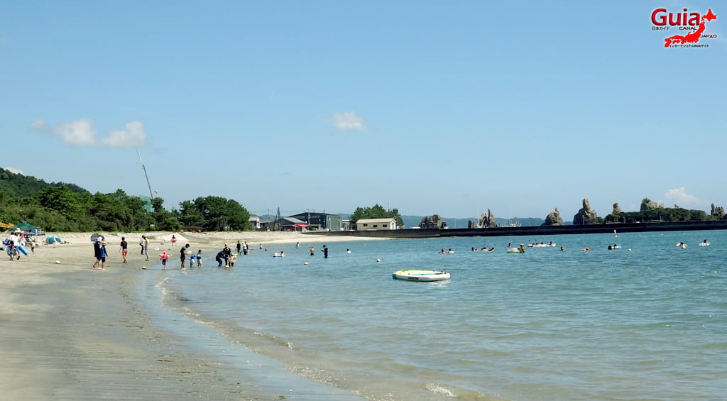 Hashigui Beach - Japan Guide